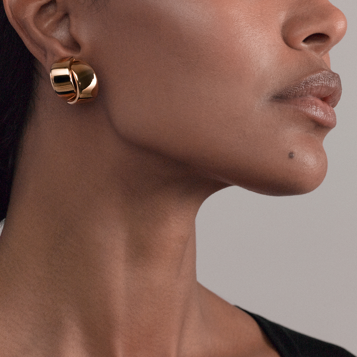 Vhernier Yellow Gold Abbraccio Knot Earrings | 0N1511B100 | Borsheims